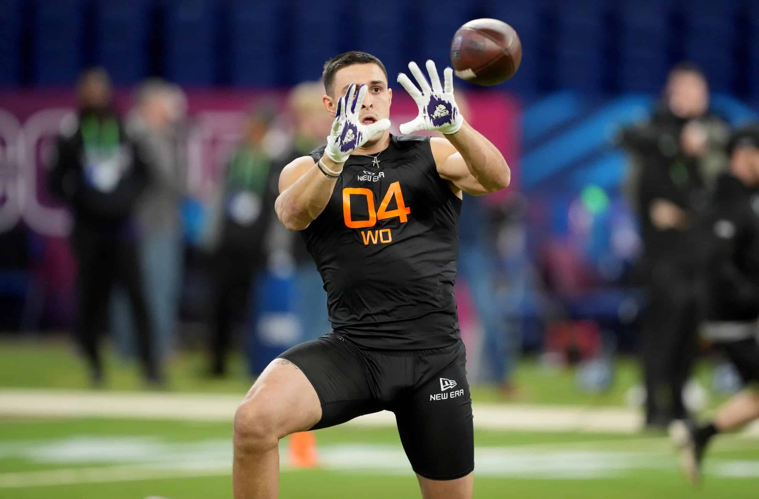 Jack Bech's GF Kylie Young Posts Rainy PDA Moment