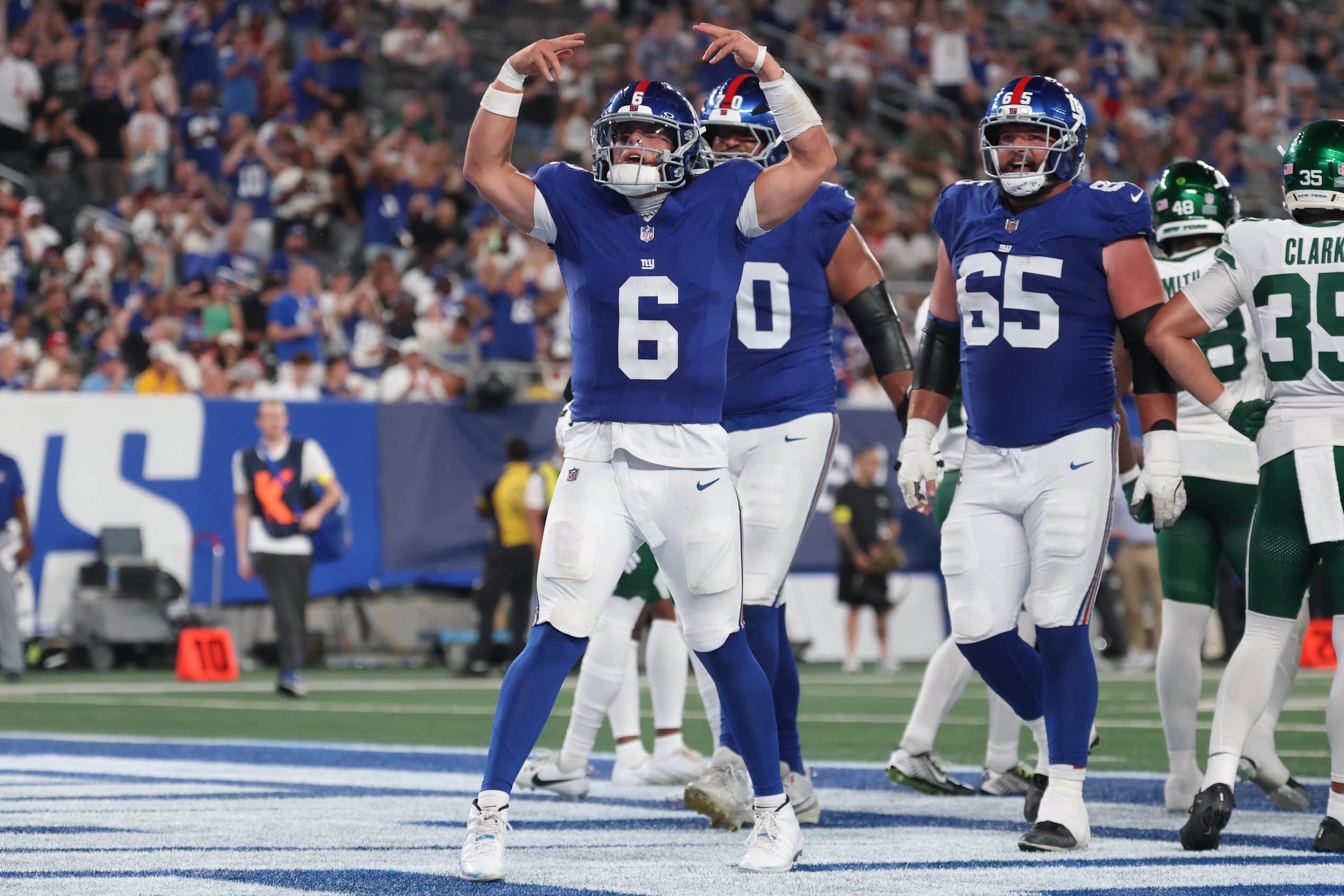 "Oh My God" Giants' QB Jaxson Dart Sees Mother Go Viral During Latest ...