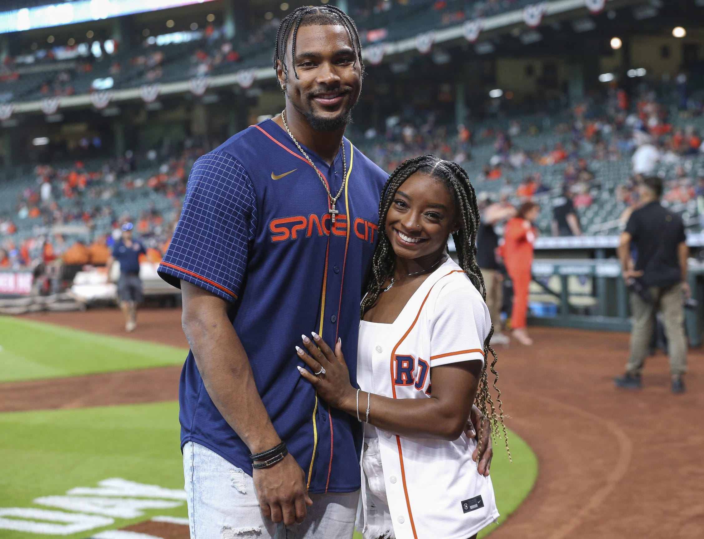 Jonathan Owens' Wife Simone Biles Flaunts One-of-One Jersey Supporting ...