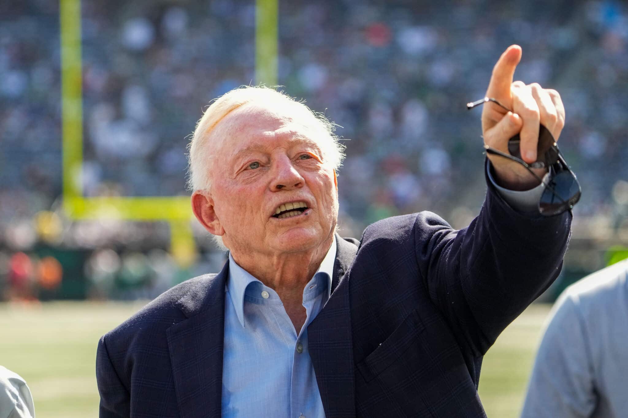 "He Really Did That?!" Cowboys' Owner Jerry Jones Caught Flipping Off ...