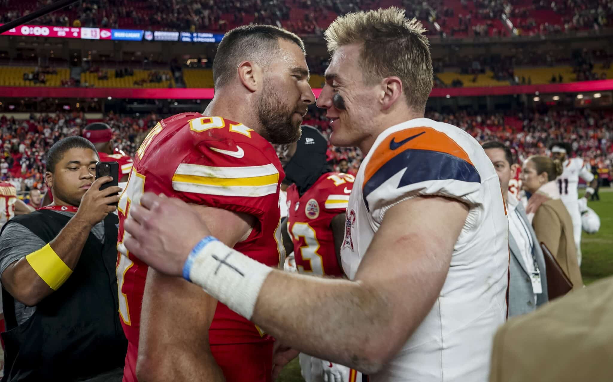 Fans React To Travis Kelce's Fiancée Taylor Swift's Gesture